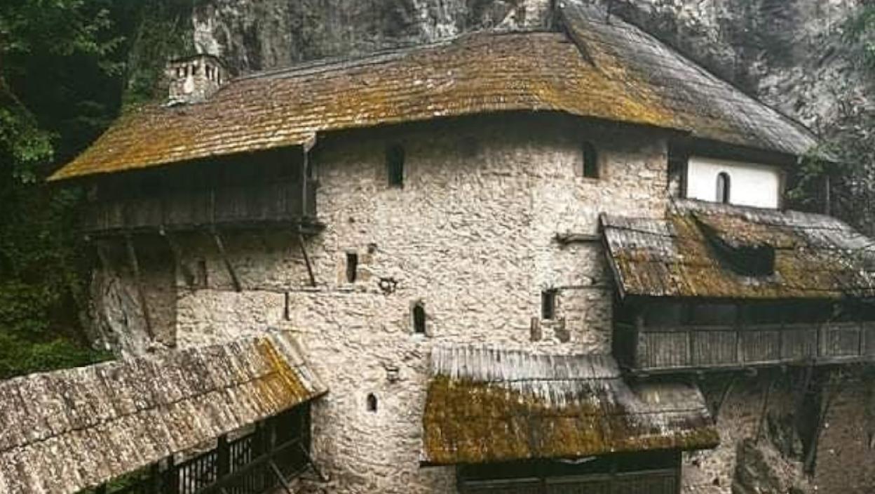 Malo "SVETSKO ČUDO" u Jugozapadnoj Srbiji: Manastir Crna reka proveo u ...