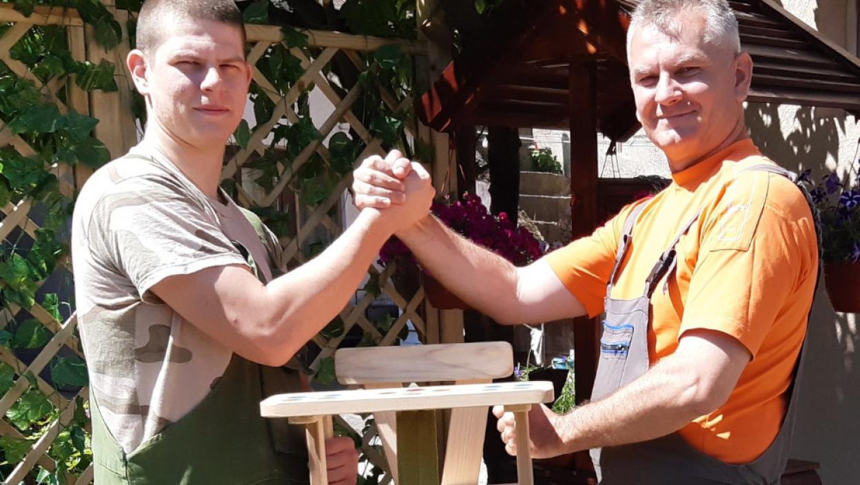 Stolar Mile za samo 4 dana NAPRAVIO 2.000 stolica! Tim činom SVEČANO ...