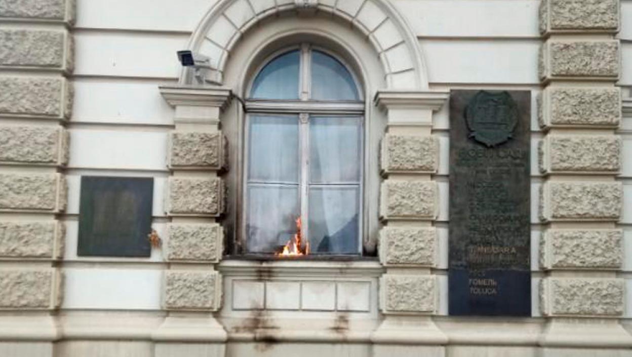 Drama u Novom Sadu: Bačen MOLOTOVLJEV KOKTEL u Gradsku kuću (FOTO) - Srbija danas