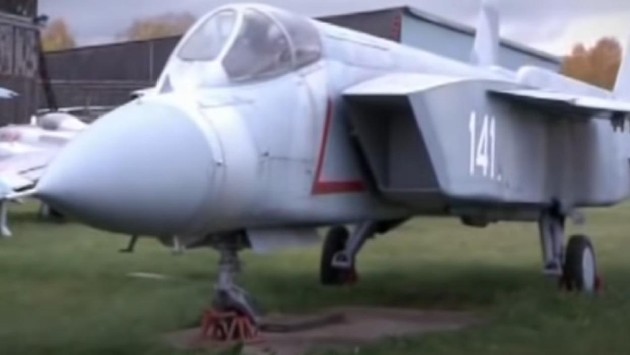 RUSKA ZVER SA VERTIKALNIM POLETANJEM: Jak-141 – avion ispred svog ...
