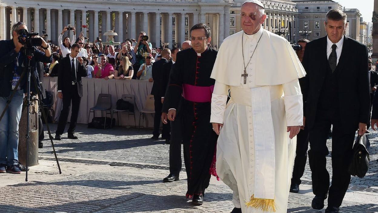 Modrica na oku znak TAJNOG DRUŠTVA? Deo je RITUALA i evo šta ona ...