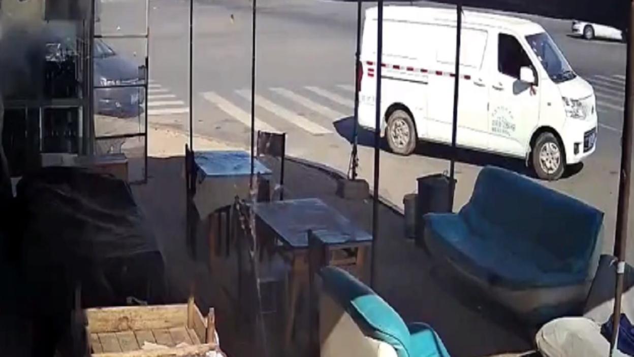 Ovo je preživeo? Ogromno čudo palo mu na minibus, krstili se i doktori ...