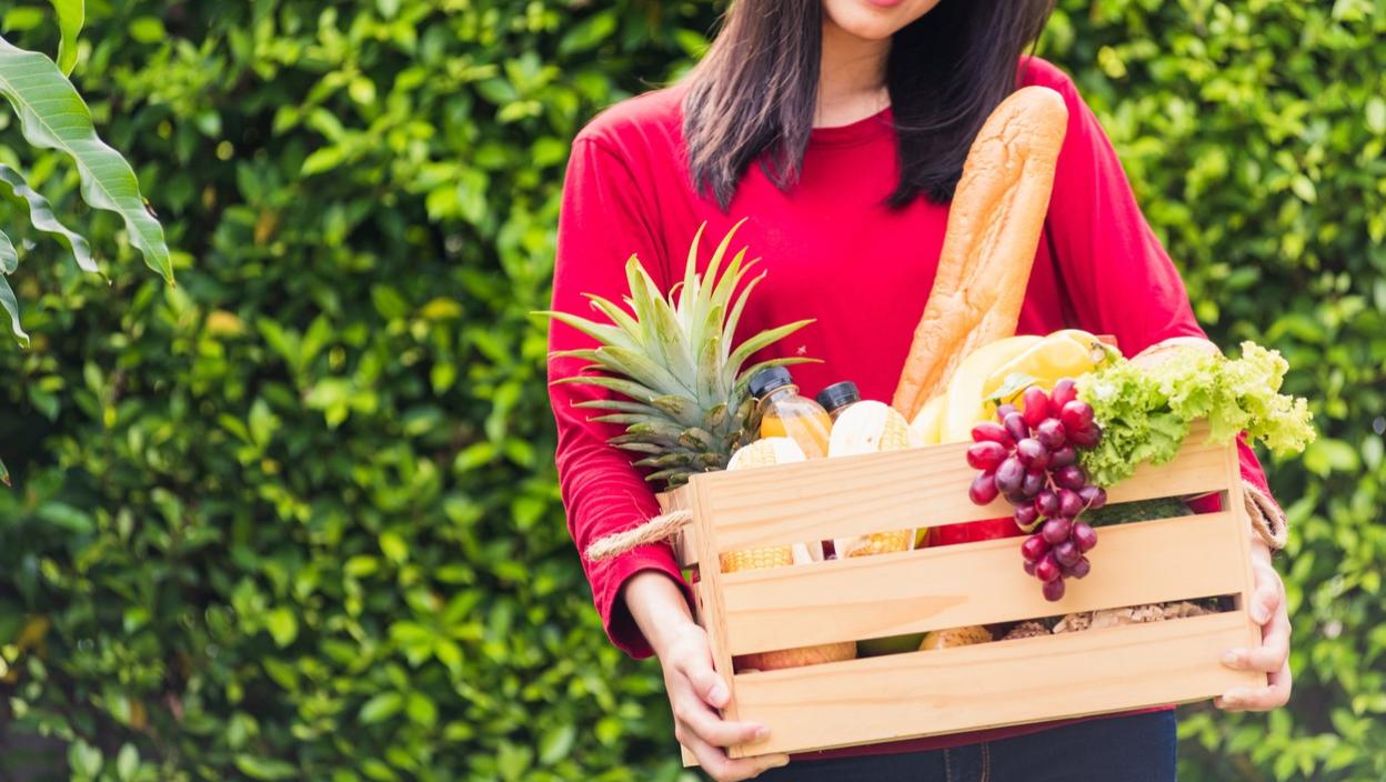 Пуни су ПЕСТИЦИДА: Ово воће и поврће прска се неколико пута ...