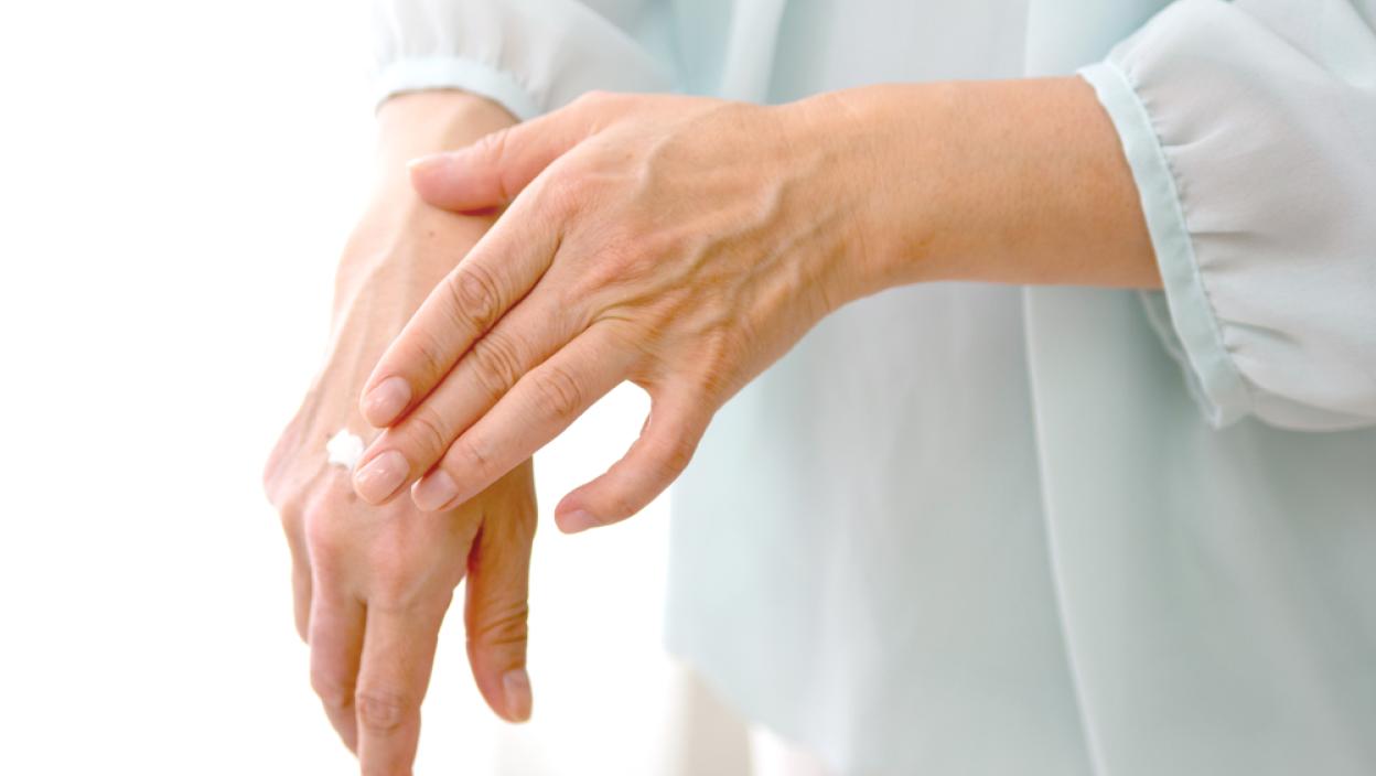 Genijalan TRIK za grube pete, ispucale ruke i kurje oči: Ovaj DOMAĆI ...