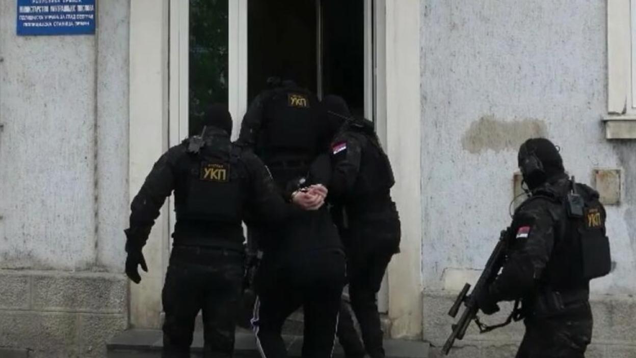 POGLEDAJTE KAKO SPECIJALCI HAPSE NARKO-DILERE: Policija upala u stanove ...