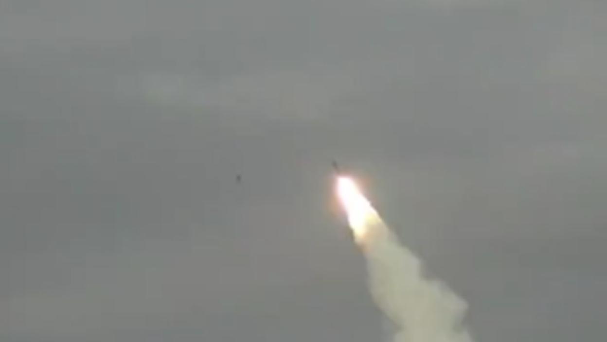 RUSKI CIRKON ZASIJAO NA NEBU: Uspešno testirana hipersonična raketa ...
