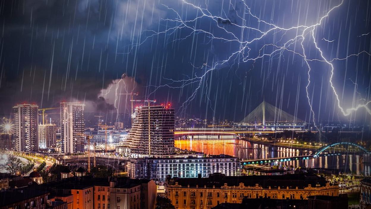 BEŽITE SA ULICA Beograd na udaru strašnih grmljavinskih oluja - nevreme ...