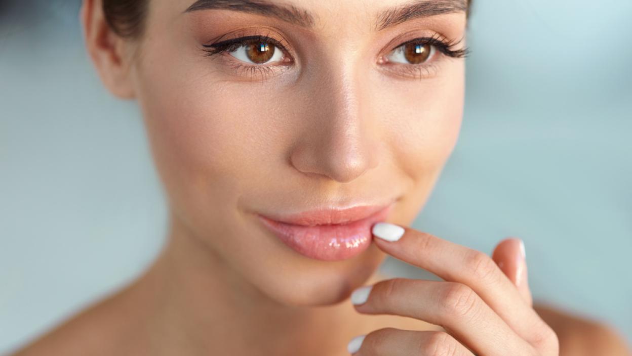 VEĆE I PUNIJE USNE U NEKOLIKO SEKUNDI: Pomešajte sjaj sa proizvodom za ...