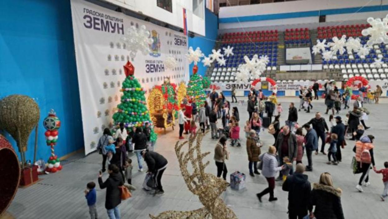 NOVOGODIŠNJA ČAROLIJA U ZEMUNU JE POČELA: Dodela novogodišnjih paketića ...