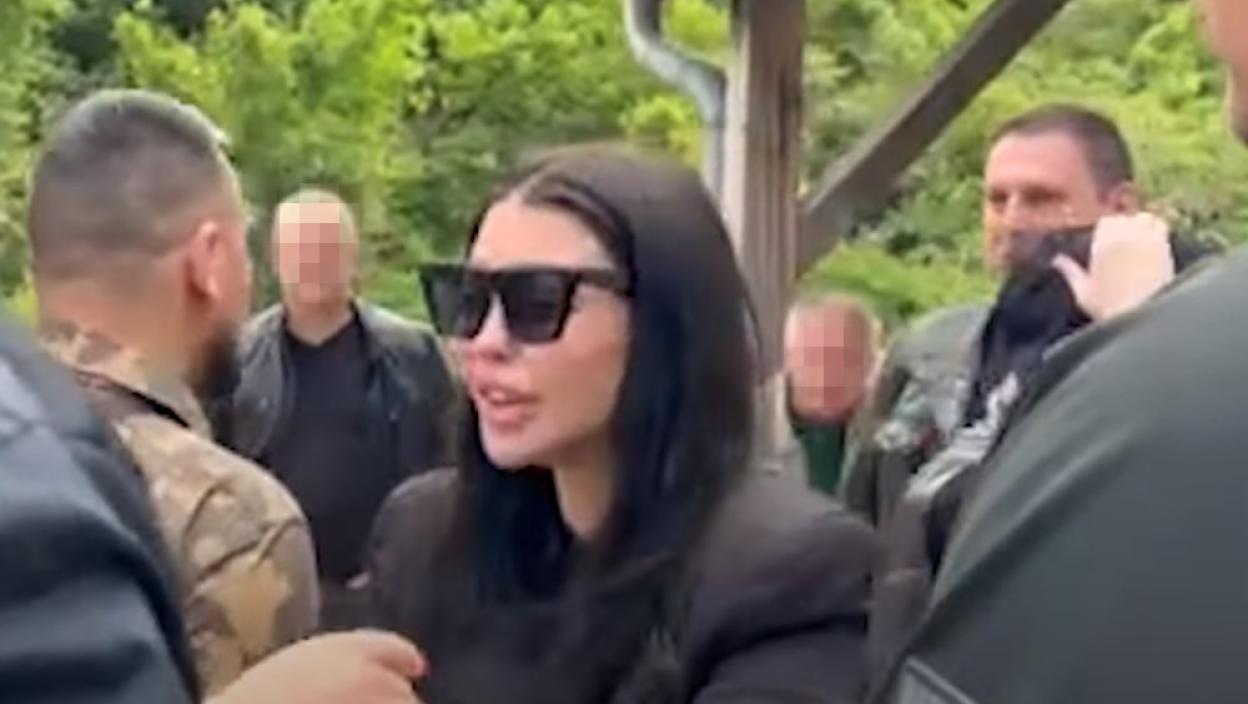 SAČEKAO JE NA GROBLJU NEVEROVATAN POKLON OD DEDE - Maja dobila ...