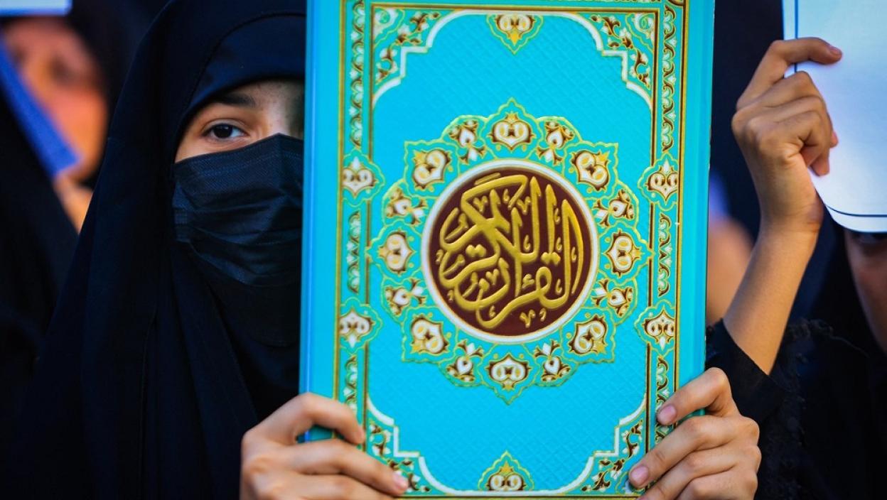 MUSLIMANKA U PAKISTANU JAVNO SPALILA KURAN! Sud je proglasio krivom za ...