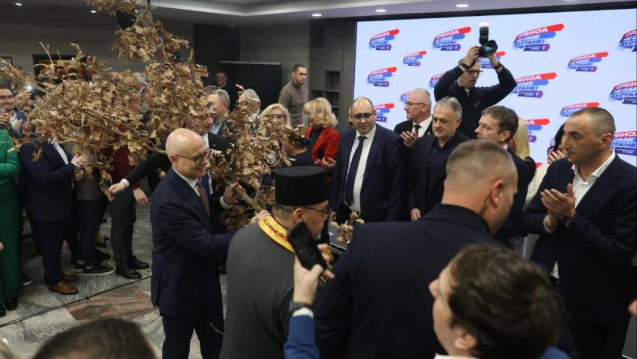 SVEČANO U SREDIŠTU SNS: Srpska napredna stranka obeležava Badnji dan