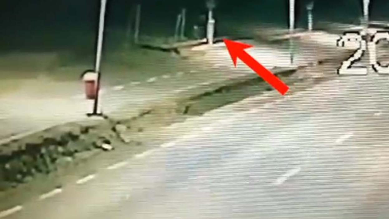 ISPLIVAO UZNEMIRUJUĆI SNIMAK SESTRE KOJA DAVI BRATA NA NJIVI: Stezala ...