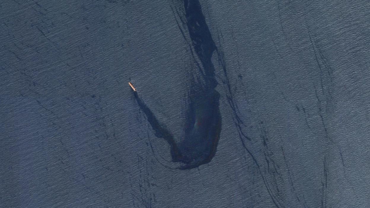 SVETU SE CRNO PIŠE Raketiran teretni brod u Crvenom moru, nafta ...