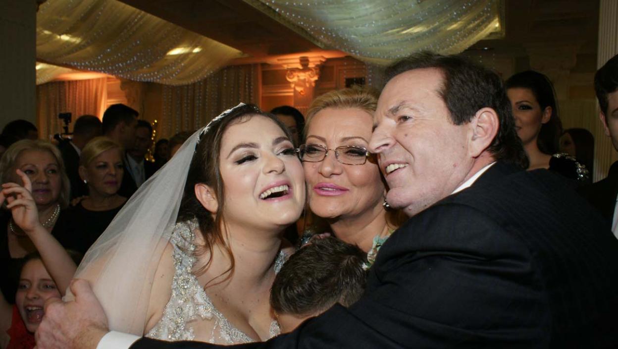 DETALJ MNOGIMA PROMAKAO: Ceca pevala na svadbi Dane Karić, a ONI se ...